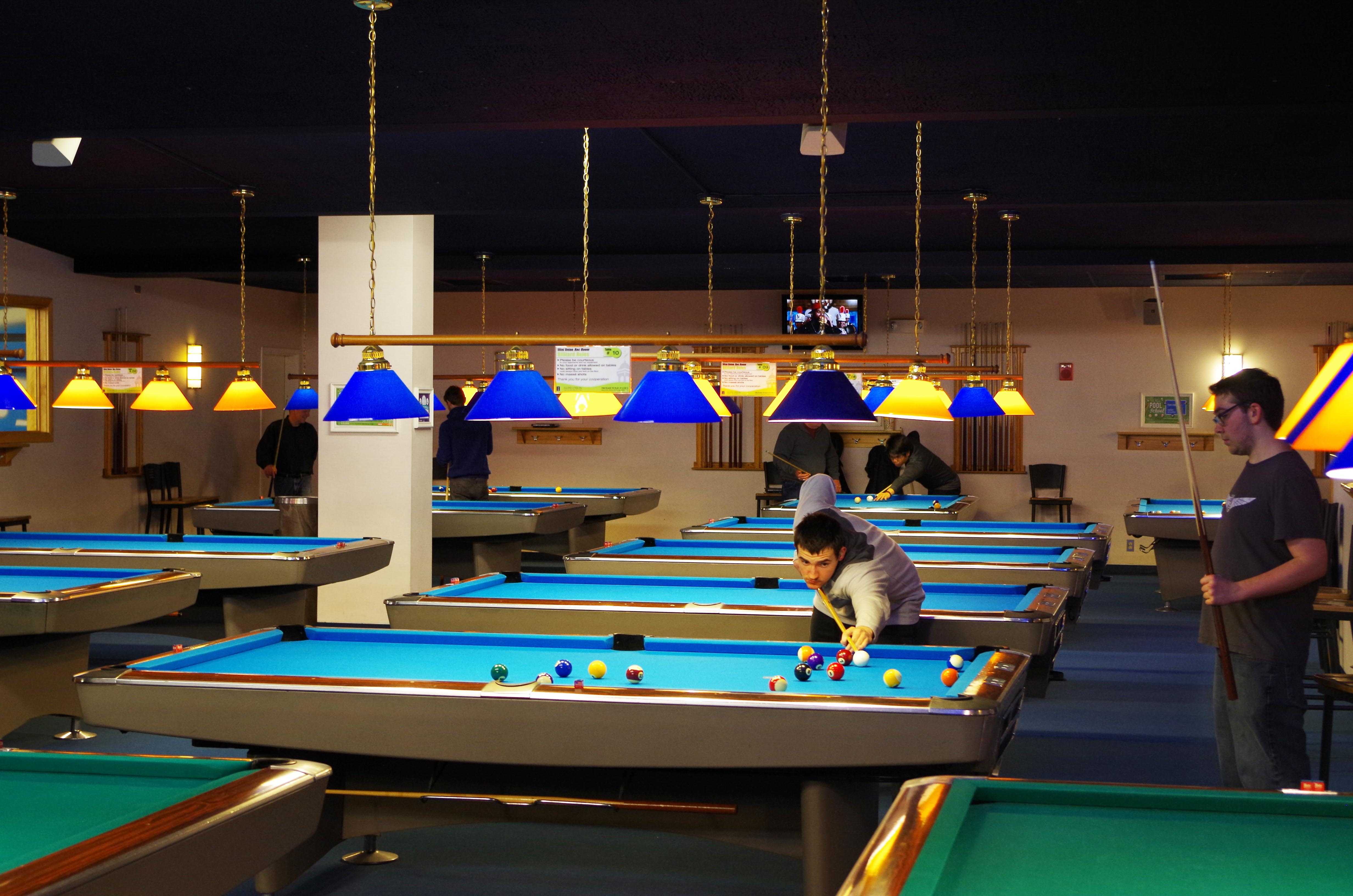 University alumni gives pool lessons at Illini Union - The Daily Illini