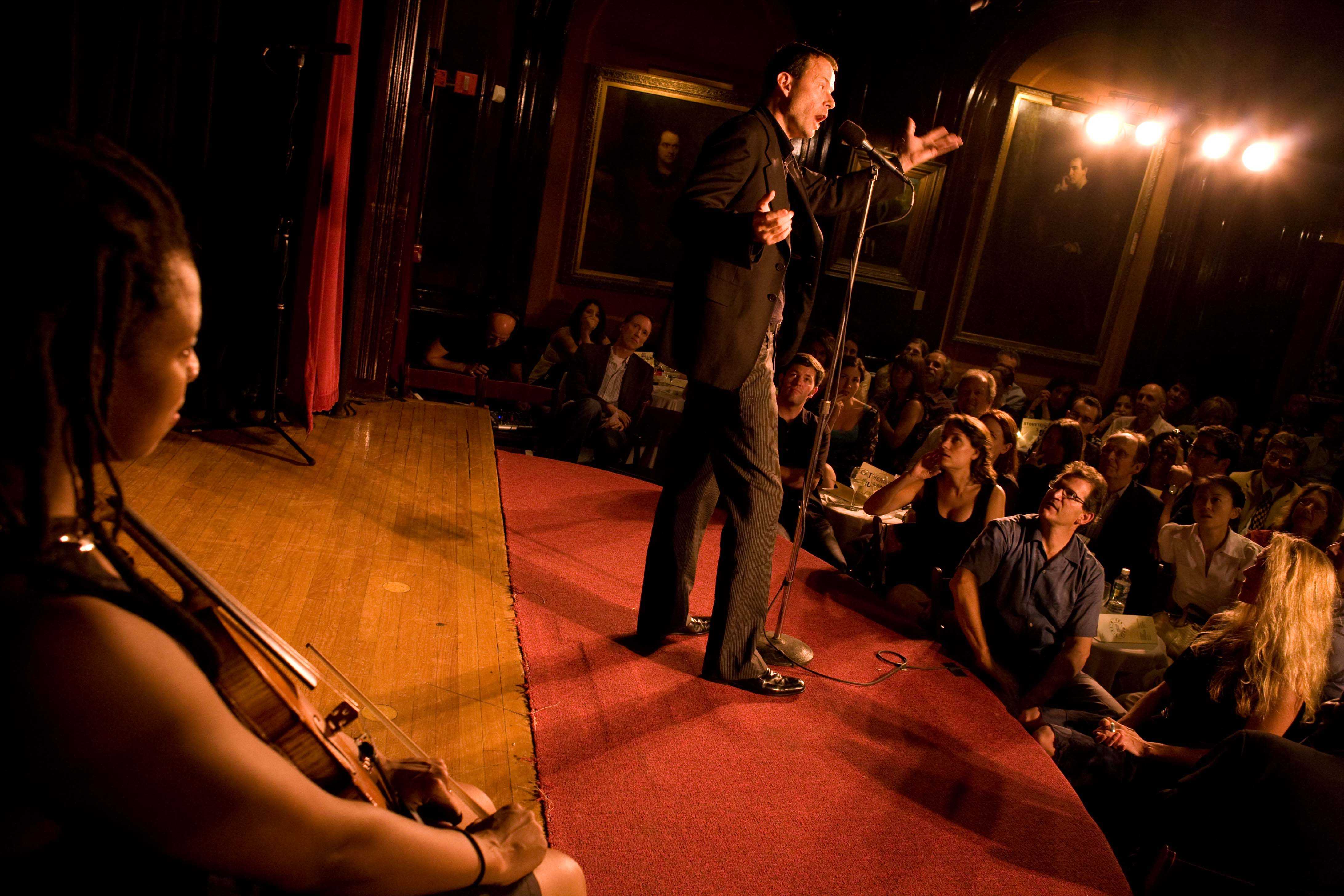 "The Moth" brings storytellers closer to the spotlight - The Daily Illini