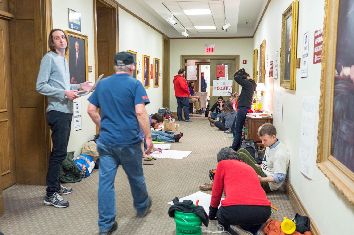 GEO protesters occupy second building as bargaining session continues ...