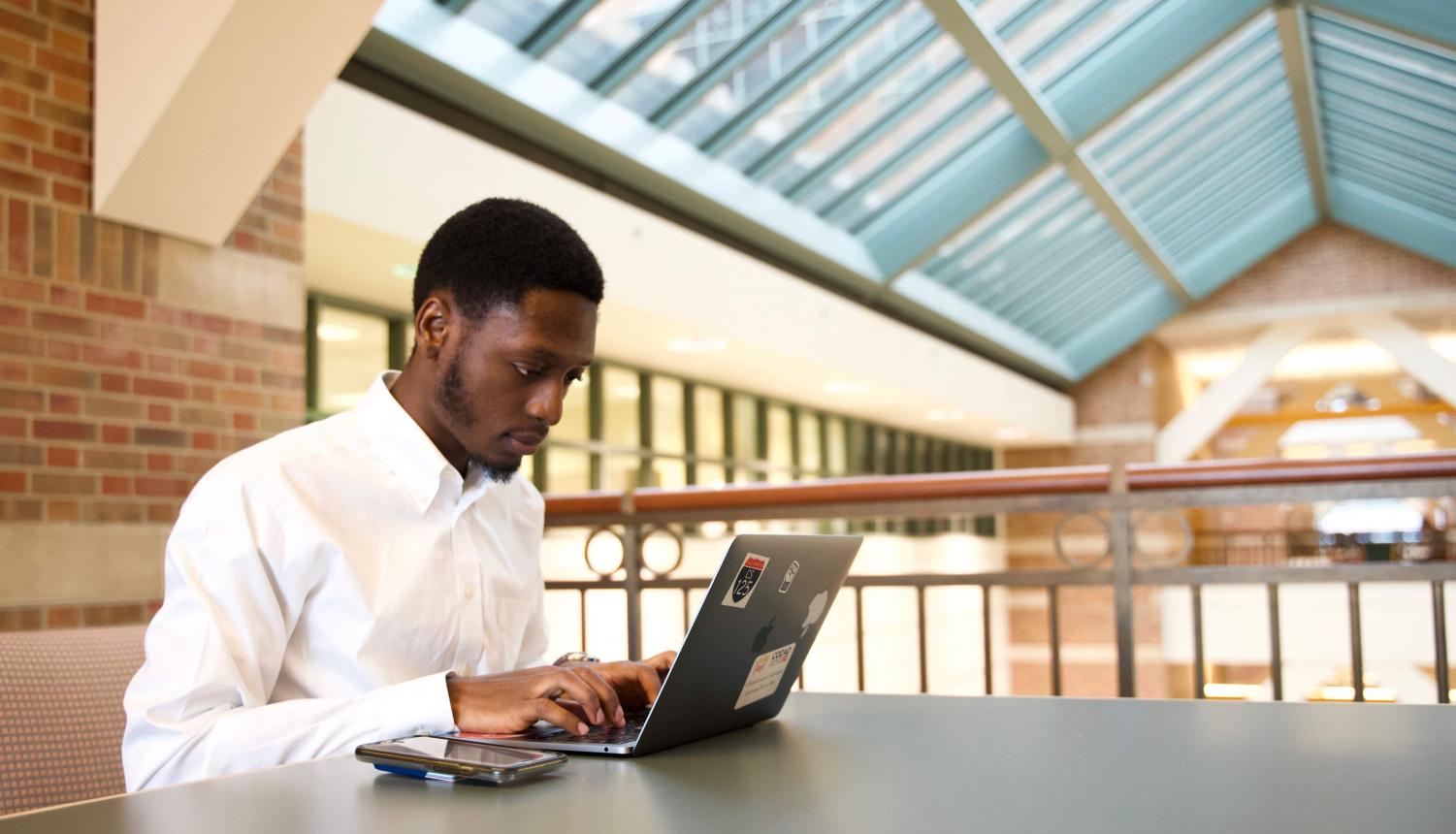 App boosts peer assistance - The Daily Illini