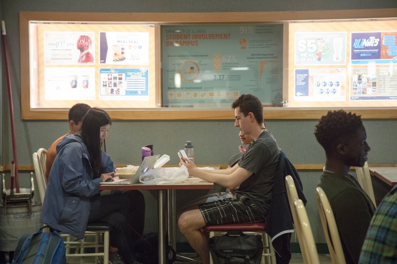 Families spend mealtimes distracted, study finds - The Daily Illini