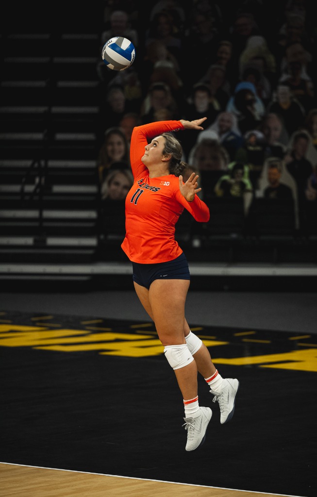 Ellie Holzman dominant in Illinois' opening weekend, first collegiate ...